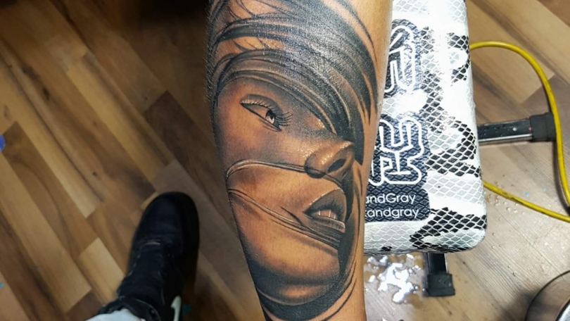 Tatuaje del artista Mexicano Erik Ramírez, Rostro de mujer | Tatuajes y más