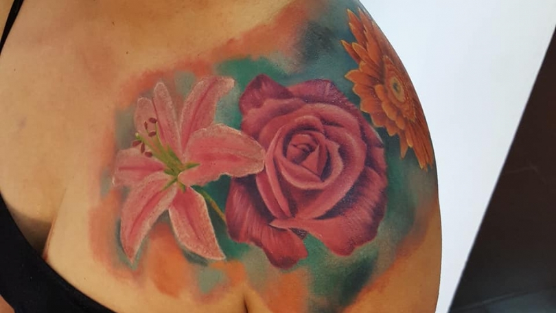 Tatuaje del artista Mexicano Carlos Koyote Ramirez, Flores en el hombro ...