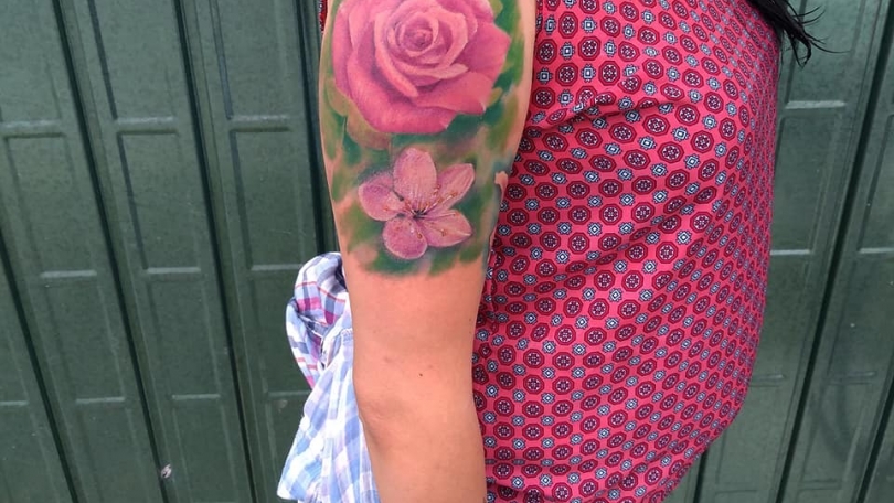 Tatuaje del artista Mexicano Carlos Koyote Ramirez, Rosa en el hombro a ...